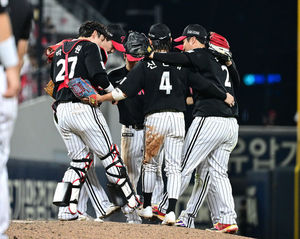 [사진]연장 승부 끝 승리 기뻐하는 LG - OSEN