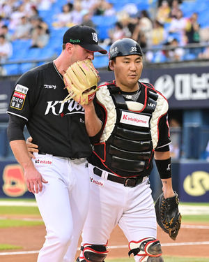 [사진]패트릭-장성우,'1회 만루위기 잘 넘겼어' - OSEN