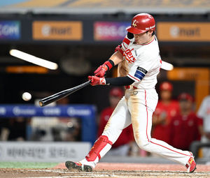 [사진]최지훈,'6년 연속 100안타 기록' - OSEN