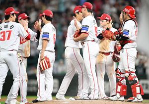 [사진]4연승 환호하는 SSG - OSEN