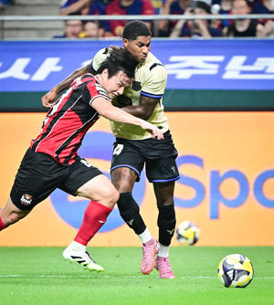 [사진]래시포드와 몸싸움 펼치는 황도윤 - OSEN