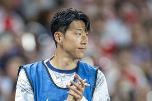 "토트넘, 손흥민 이대로 보내도 되나?" 英 칼럼, 경기력+상징성 갖춘 주장 400억에 충격 - OSEN