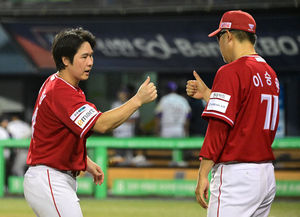 [사진]이숭용 감독, '최정 1600타점 달성 축하해' - OSEN