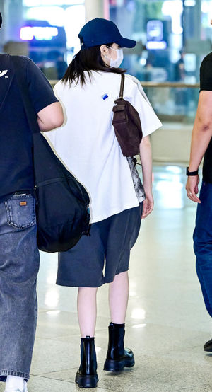 [사진]한소희, '팬들 인사에 뒤돌아보며' - OSEN