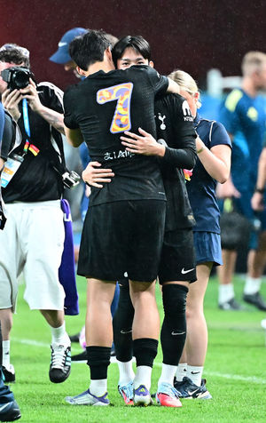 [사진]손흥민, 양민혁과 뜨거운 포옹 - OSEN