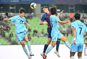 [사진] FC 바르셀로나 제라드 마르틴, 날카로운 헤드슛 - OSEN