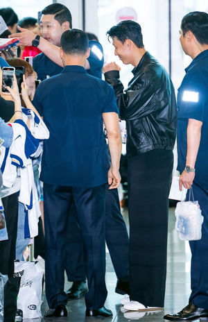 [사진]손흥민,'LA 출국길, 팬들에게 힘찬 파이팅' - OSEN