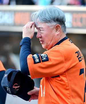 "그동안 한승혁·김서현 잘 막아줬으니까" 승률 100% 깨졌다, 충격 역전패에도 필승조 감싼 김경문 감독 - OSEN