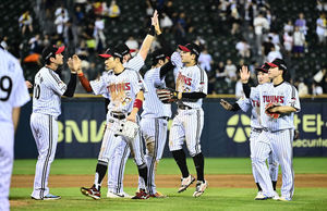 '미리보는 KS' 류현진 상대로 LG 좌타자 6명 라인업...'ERA 0.41' 한화 킬러 임찬규 선발 출격 - OSEN