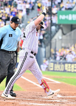 [사진]오스틴 투런포로 분위기 가져오는 LG - OSEN