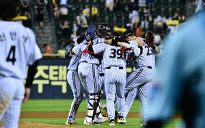 [사진]승리 기뻐하는 LG - OSEN