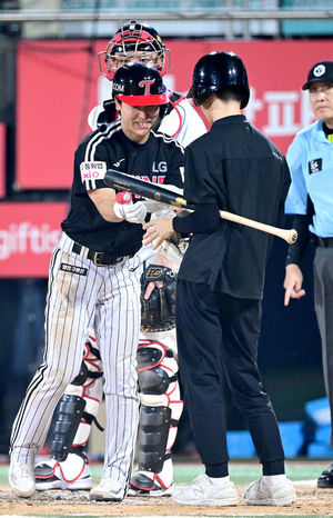 [사진]구본혁 자동고의4구로 거르는 KT - OSEN