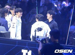 ‘꼬마’ 김정균 감독의 두 배수 축하, “페이커 700승, 1400승까지 했으면” - OSEN