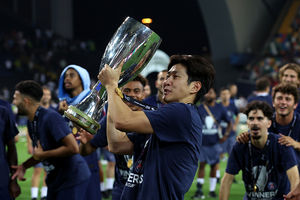 "멋진 마무리" BBC도 감탄한 이강인 '황금 왼발 골'... PSG, 창단 첫 슈퍼컵 정상→LEE, 트로피 번쩍 - OSEN