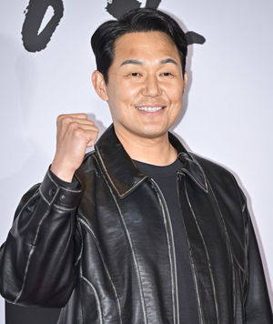 "사진 찍기 딱 좋은 날씨"..박성웅, 셀프 프로필 찍으랬더니 느와르 찍었네 - OSEN