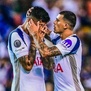 '캡틴의 무게' SON 후임 로메로, 첫 경기부터 눈물 펑펑..."너희들이 정말 자랑스러워!" 손흥민도 위로 보냈다 - OSEN