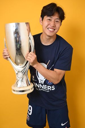 '토트넘 쇼케이스 성공' 이강인, PL 러브콜 터졌다! 佛 유력 기자 확인..."좋은 제안 받으면 PSG 떠날 수도" 이적설 재점화 - OSEN