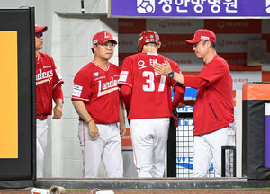 [사진]에레디아 적시타에 환호하는 SSG - OSEN