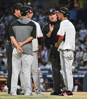 [사진] 염경엽 감독, 치리노스 투구 동작 왜? - OSEN