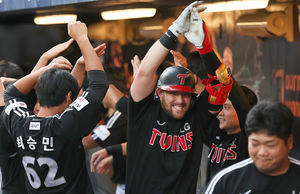 [사진] 오스틴, 기쁨 넘치는 투런 홈런 - OSEN