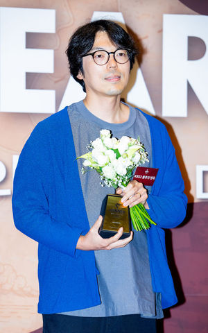 [사진]트로피 든 '불후의 명곡' 김형석 PD - OSEN