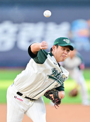 [사진]KT 선발 문용익,'선발로는 처음이에요' - OSEN