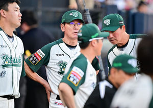 [사진]이강철 감독,'KIA 주루방해 아니야?' - OSEN