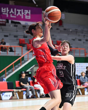 [사진] 후지쯔(일본) 미야자와 유키, 큰 키 이용한 패스 - OSEN