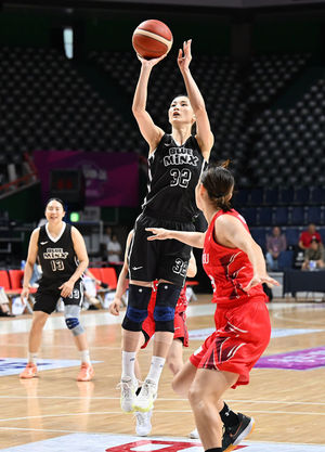 [사진] 용인 삼성생명 윤예빈, 높이가 다른 골밑슛 - OSEN