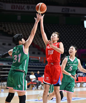 [사진] 덴소 아이리스(일본) 야부 미나미, 안전하게 골밑슛 - OSEN