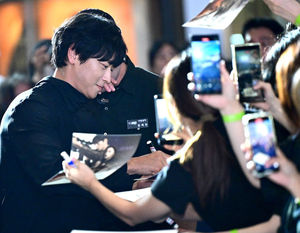 [사진]강동원, '팬서비스에 진심' - OSEN