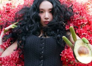 ‘Solo Debut’ TWICE’s Chaeyoung Goes Viral with Avocado-Green Hand - OSEN