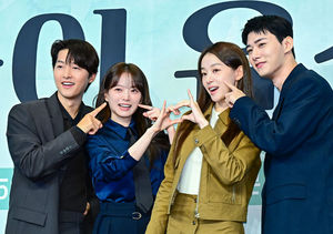 [사진]송중기-천우희-이주명-서지훈, 서로에게 볼콕 - OSEN