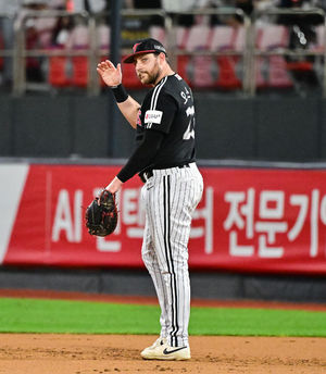 [사진]자신의 머리 때리며 자책하는 오스틴 - OSEN