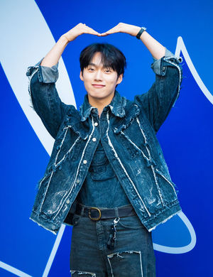 [사진]윤재찬,'하트 하트' - OSEN