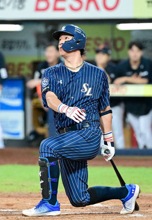 [사진]강민호, '달아나는 투런포로 개인 통산 350홈런 장식' - OSEN