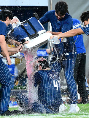 [사진]'포수 최초 350홈런' 강민호, '폭포 같은 물세례' - OSEN