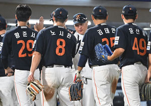 한화 1위 포기 못한다, 롯데 연이틀 완파→ LG와 4G차 유지…김경문 감독 "노시환 어제 이어 칭찬하고 싶다" - OSEN
