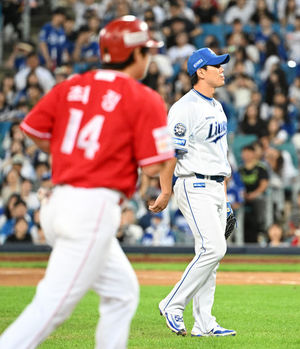 [사진]김재윤,'밀어내기 볼넷 허용' - OSEN