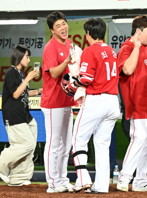 [사진]김광현,'최정 10시즌 연속 20홈런 대기록에 함박미소' - OSEN