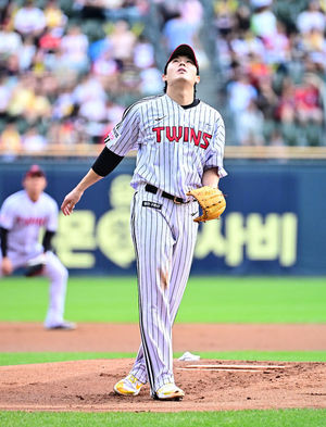 [사진]임찬규, 뜬공 바라보며 - OSEN