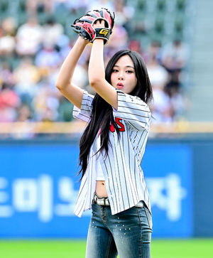 [사진]비비, 배꼽 시구 - OSEN