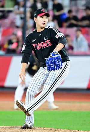 [사진]8회 1사 만루 상황에서 유영찬 카드 꺼낸 LG - OSEN