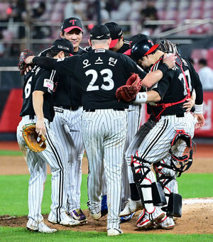 [사진]혈투 끝 10-6 승리 기뻐하는 LG - OSEN