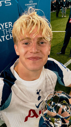 [공식발표] "꿈이 이루어졌다!" 토트넘 꽃미남 MF, 12.5km 뛰고 UCL 데뷔전 POTM..."믿을 수 없는 기분이야" - OSEN