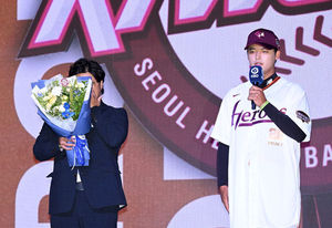 [사진]아들의 지명에 눈물 훔치는 박석민 전 코치 - OSEN