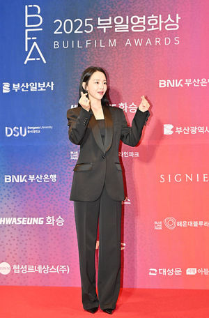 [사진] 포토 타임 갖는 신혜선, 팬 향해 손하트 - OSEN