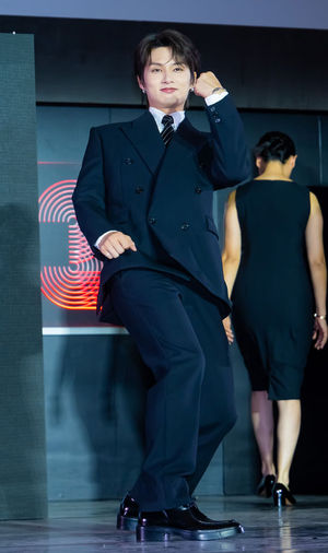 [사진]세븐틴 준,'BIFF에서 화려한 어퍼컷 세리머니' - OSEN