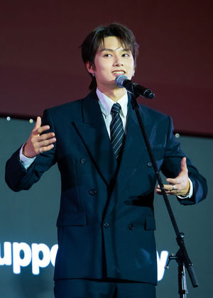 [사진]세븐틴 준,'BIFF에서 멋지게 무대인사' - OSEN