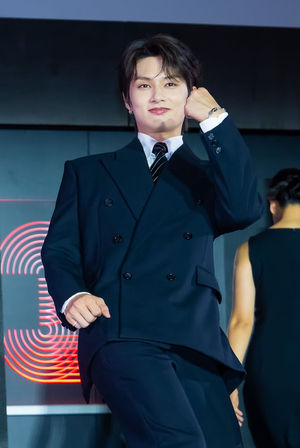 [사진]세븐틴 준,'어퍼컷 세리머니로 BIFF 무대인사 피날레 장식' - OSEN